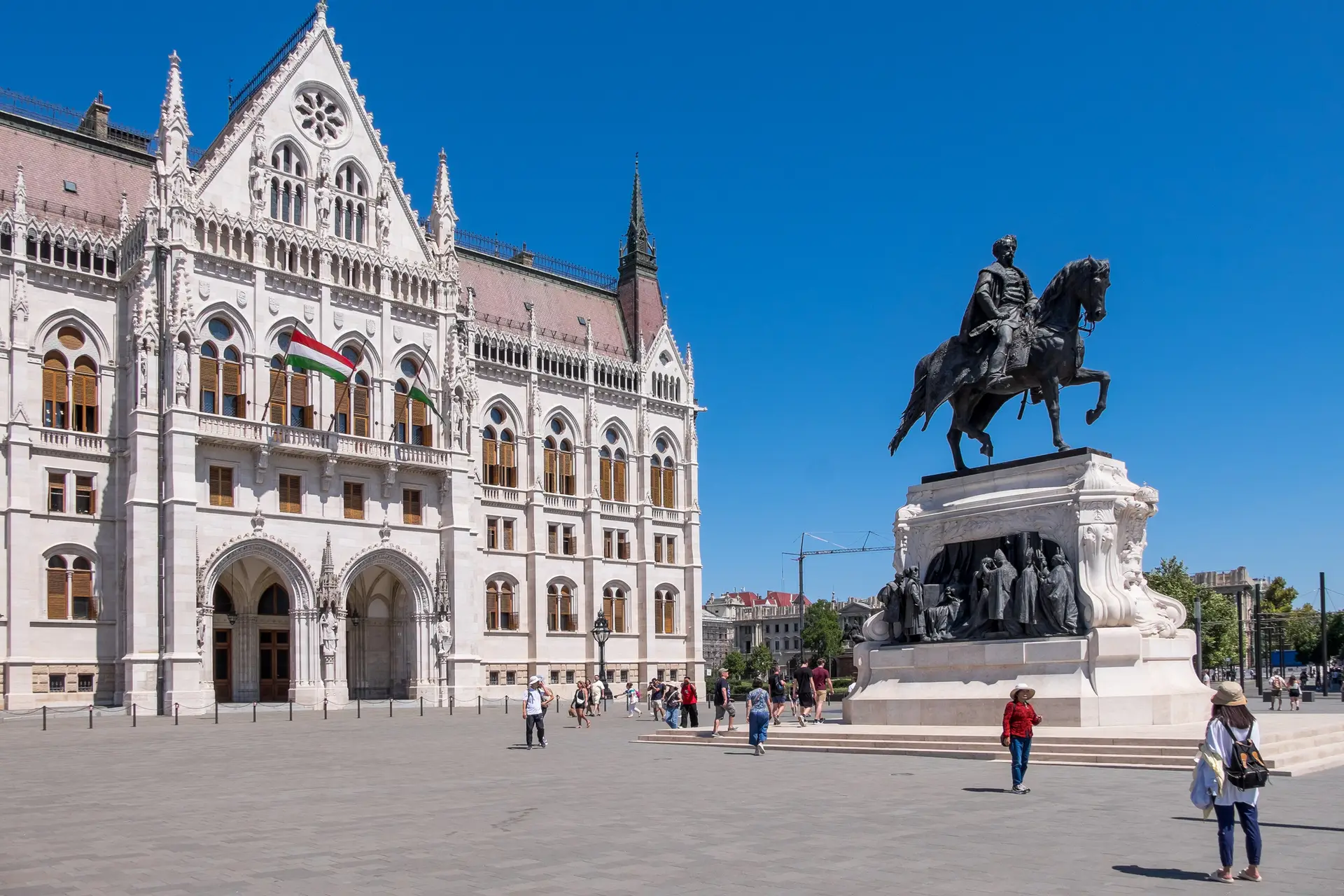Kossuth Lajos tér - HovaMenjünk.hu